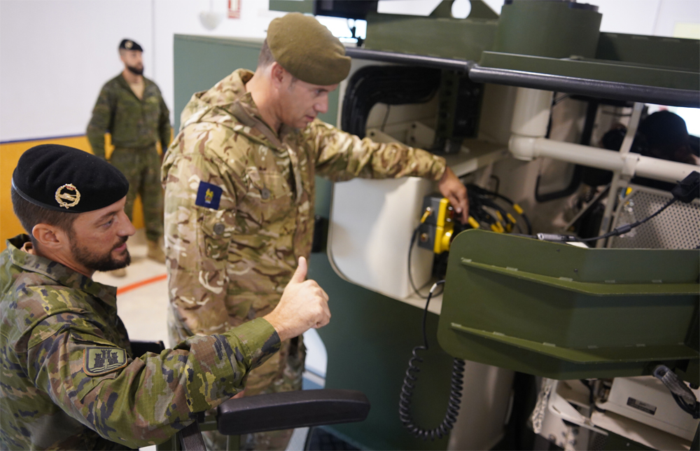 Una delegación del ejército británico visita las unidades de la Brigada ...