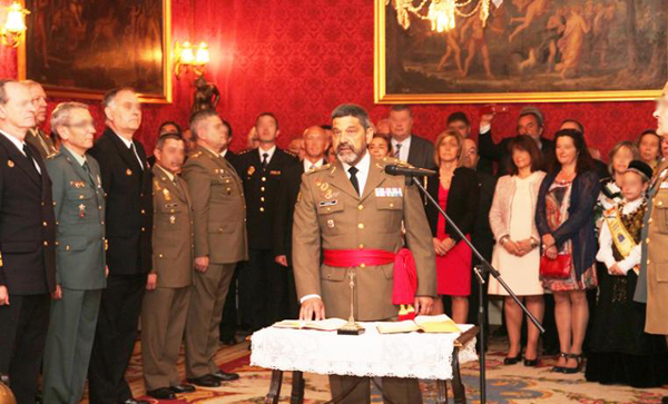El general Sánchez Fernández toma posesión de la jefatura de la Fuerza ...
